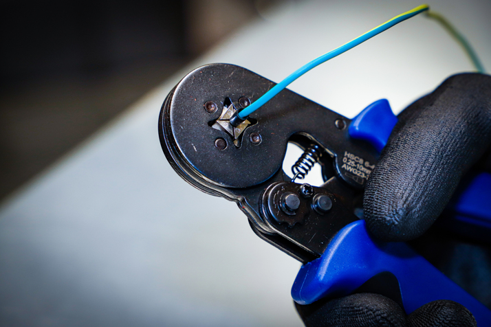 Pince à sertir pour cosses de 0,25 à 10 mm² | avec assortiment de cosses de 0,5 - 10 mm²