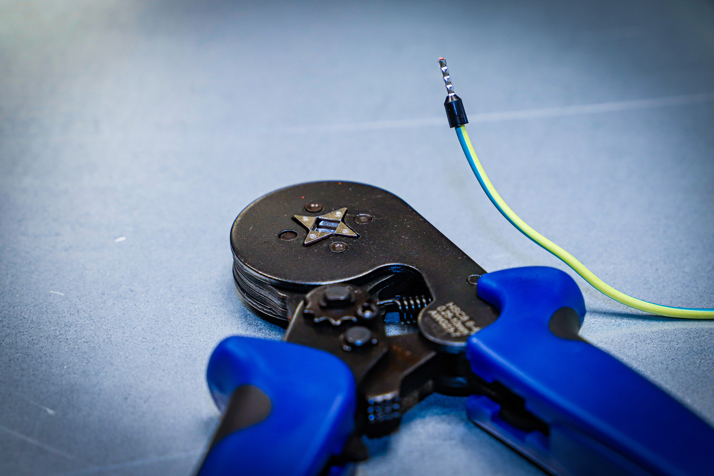 Pince à sertir pour cosses de 0,25 à 10 mm² | avec assortiment de cosses de 0,5 - 10 mm²