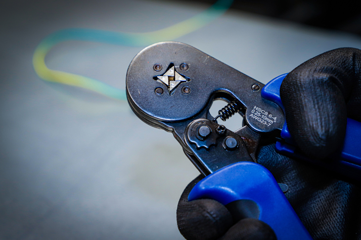 Pince à sertir pour cosses de 0,25 à 10 mm² | avec assortiment de cosses de 0,5 - 10 mm²